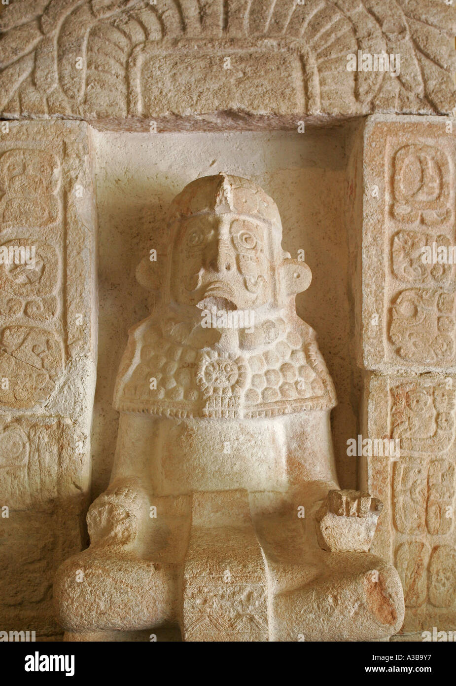 Tlaloc maya sculpture (le dieu de l'eau) Uxmal Mexique Yucatan Photo ...