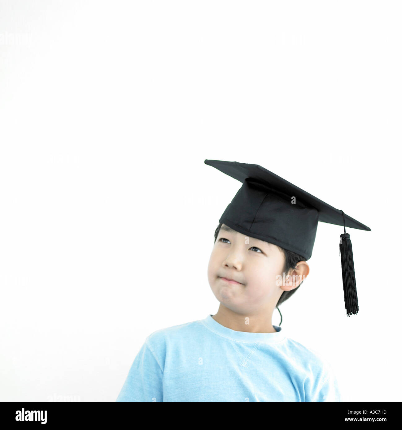Boy student wearing graduation cap Banque de photographies et d’images ...