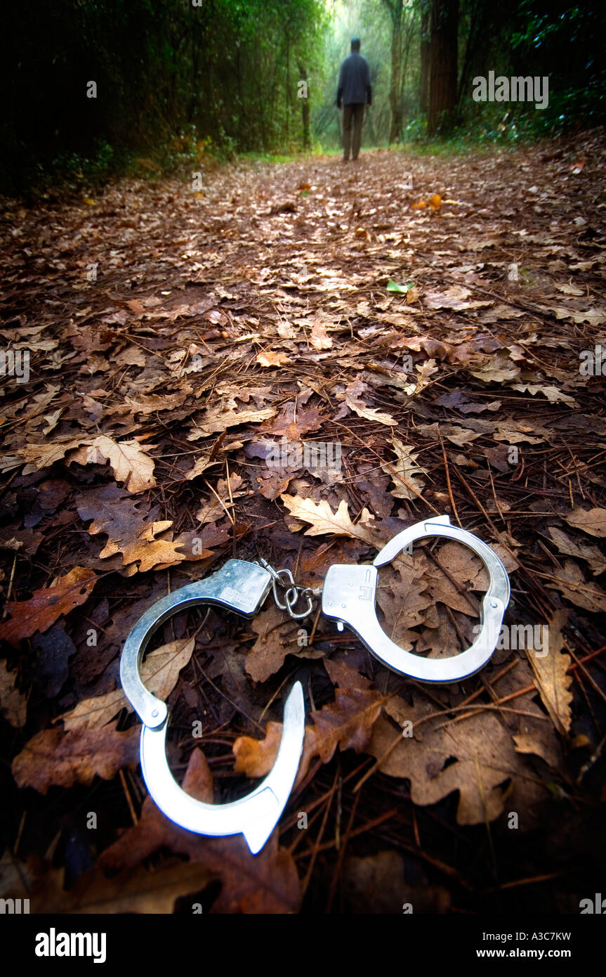 Broken handcuffs Banque de photographies et d’images à haute résolution ...