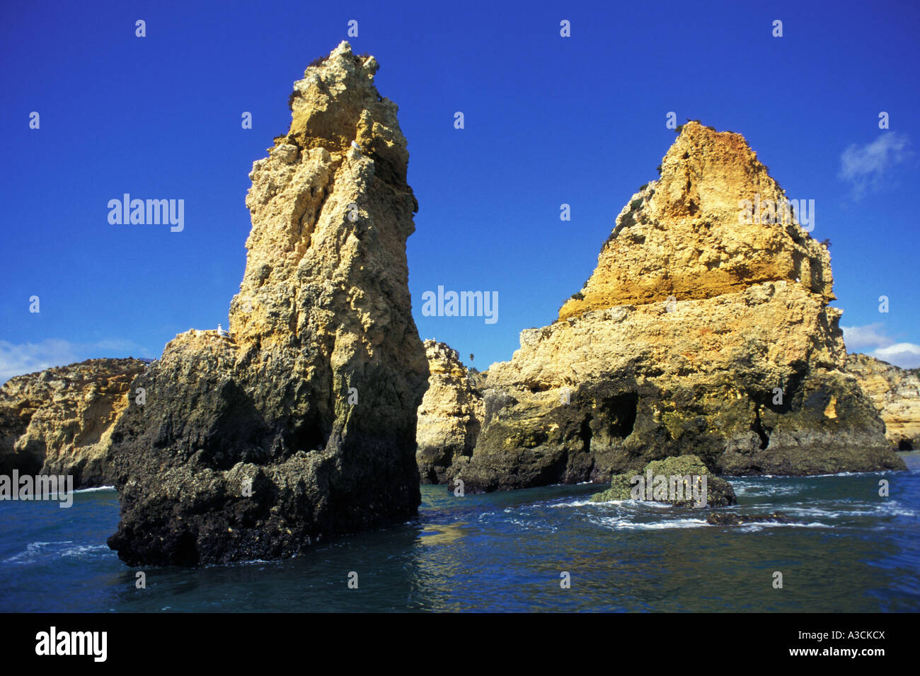 Rochers qui s'avancent dans la mer Banque de photographies et d’images ...
