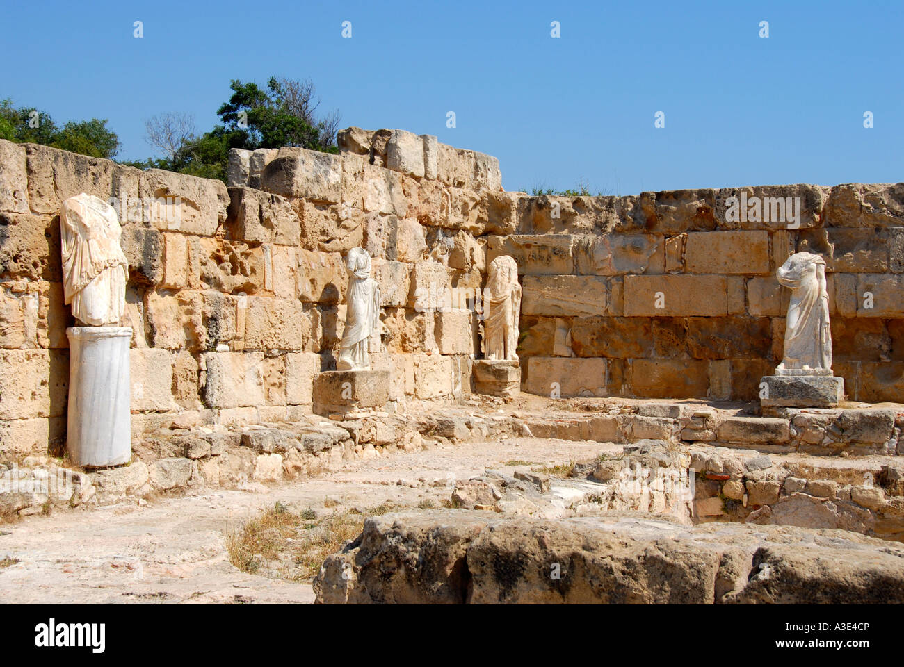 Statues antiques site archéologique sans tête Salamine de Chypre du ...