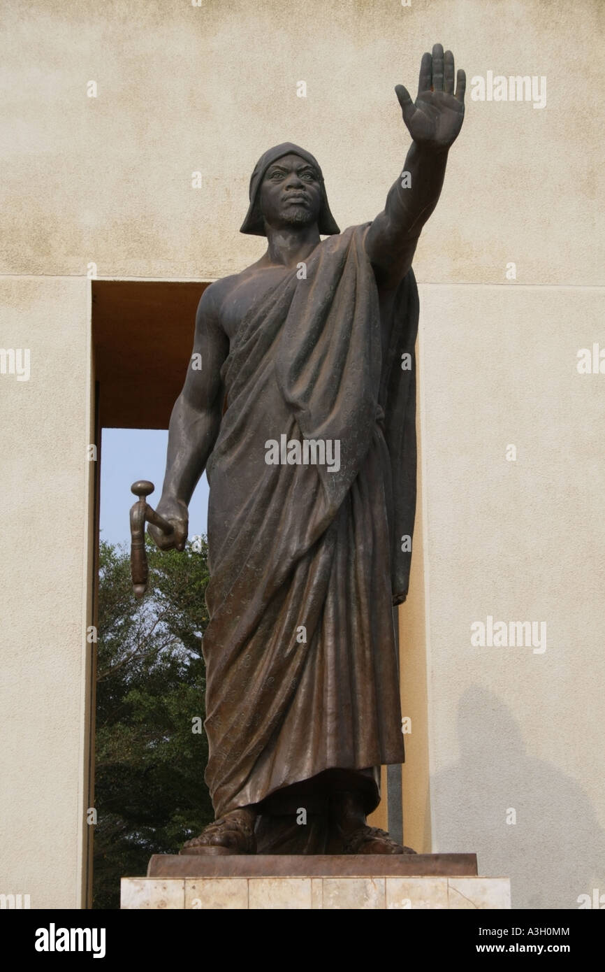 Statue du Roi Behanzin , Place de Goho, Abomey, Bénin Photo Stock - Alamy