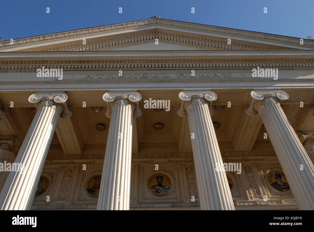 Colonnes De Style Ionique Banque d'image et photos - Alamy