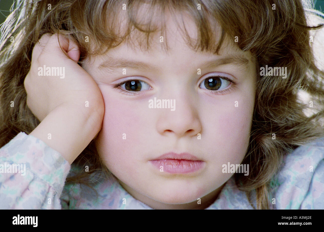 Jeune fille de 9 ans brune Banque de photographies et d’images à haute ...