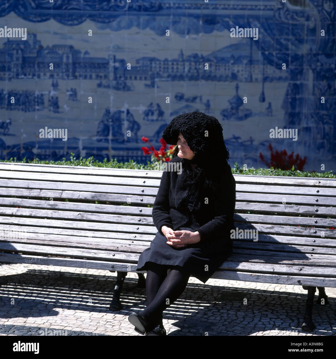 Personnes âgées FEMME PORTUGAISE AVEC UNE ROBE NOIRE SUR UN BANC EN ...