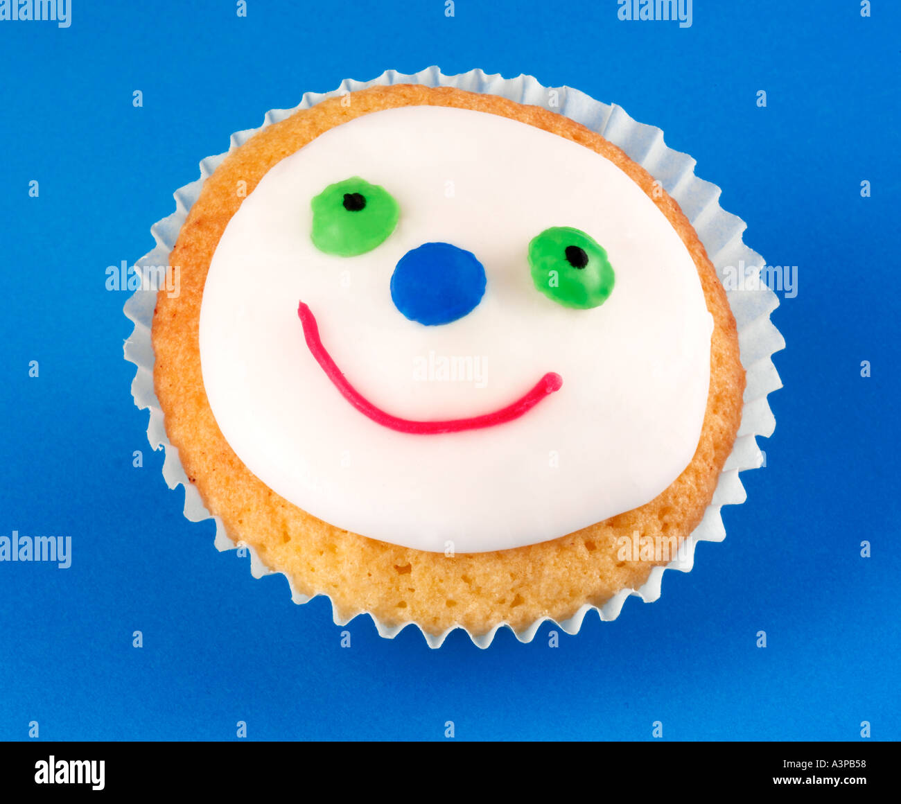 Smiley cupcake face Banque de photographies et d’images à haute ...