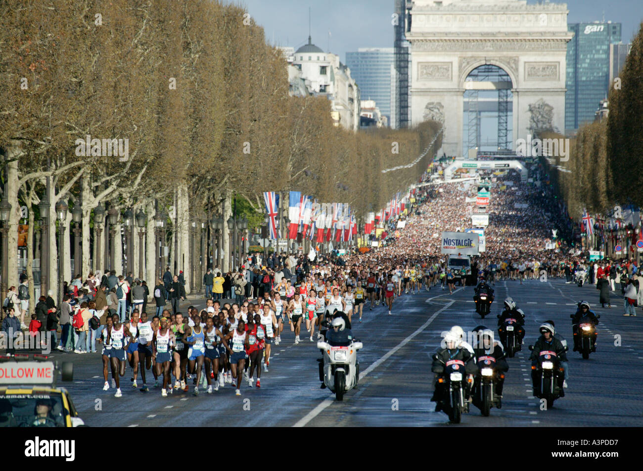 Vue de l'Avenue des Champs Elysées à Paris début de la 28e édition du ...