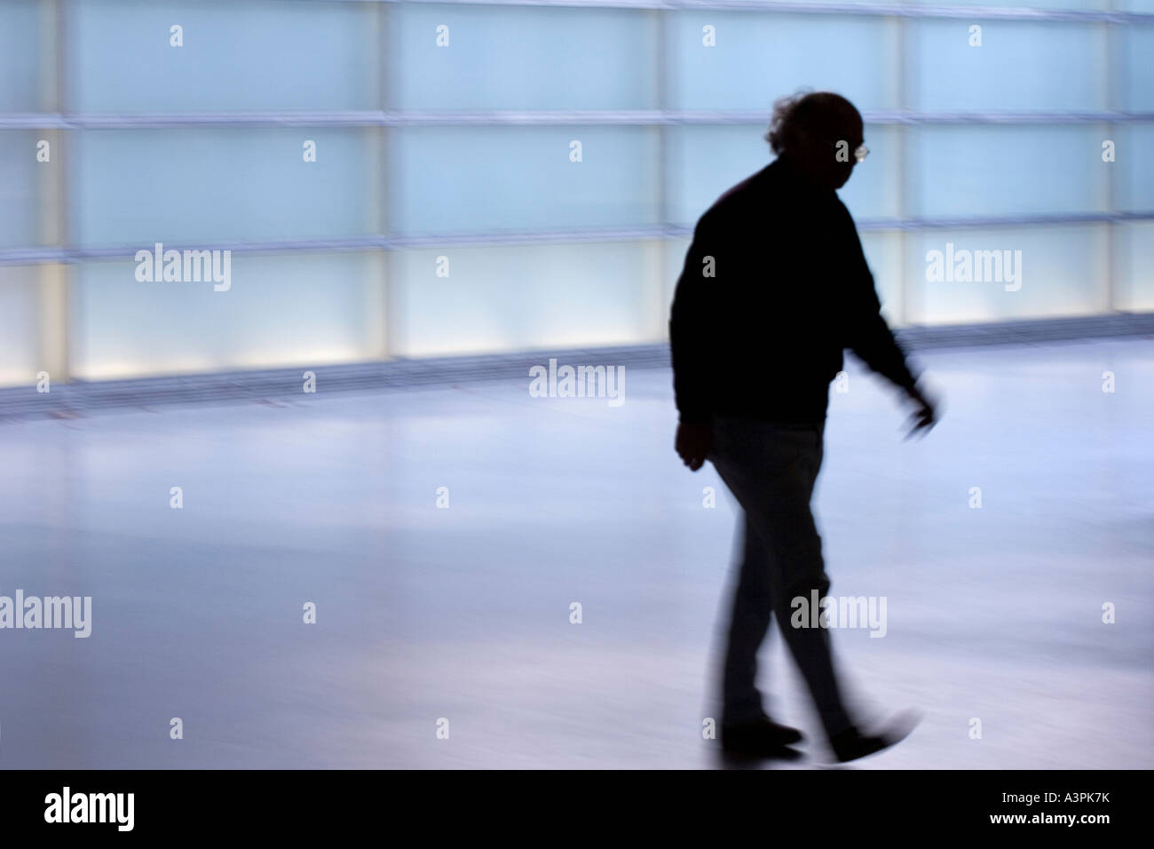Silhouette d'un homme courbé Photo Stock - Alamy