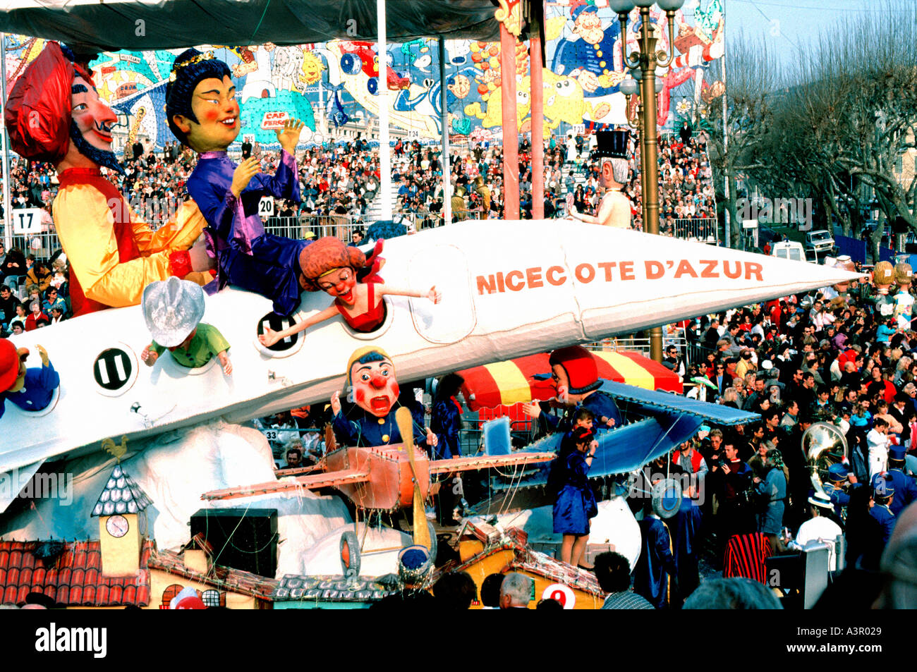 NICE, FRANCE, une grande foule de personnes célébrant au 'CARNAVAL DE ...