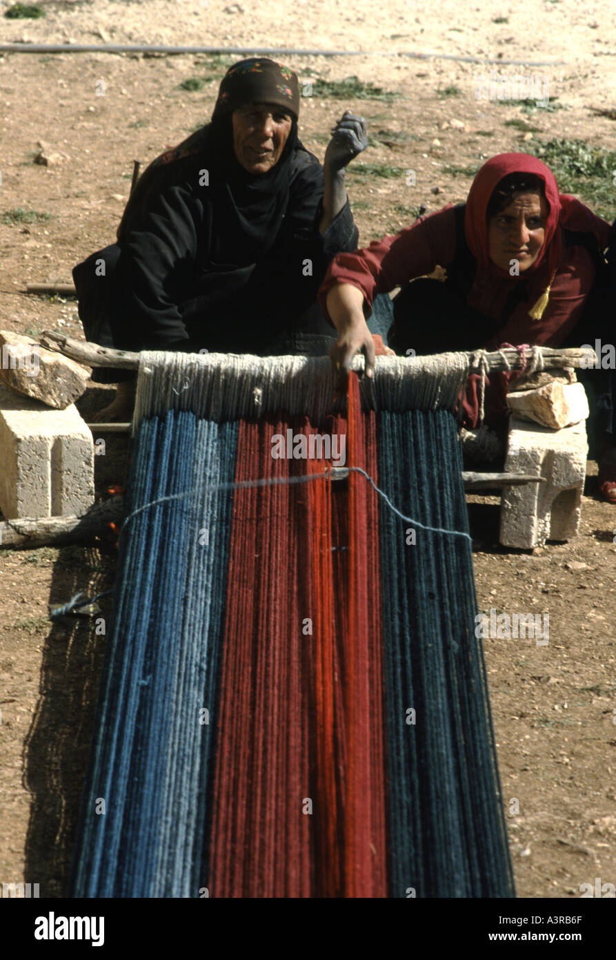 Femme jordanienne de la zone du village de Bani Hamidah Jordanie tisser ...