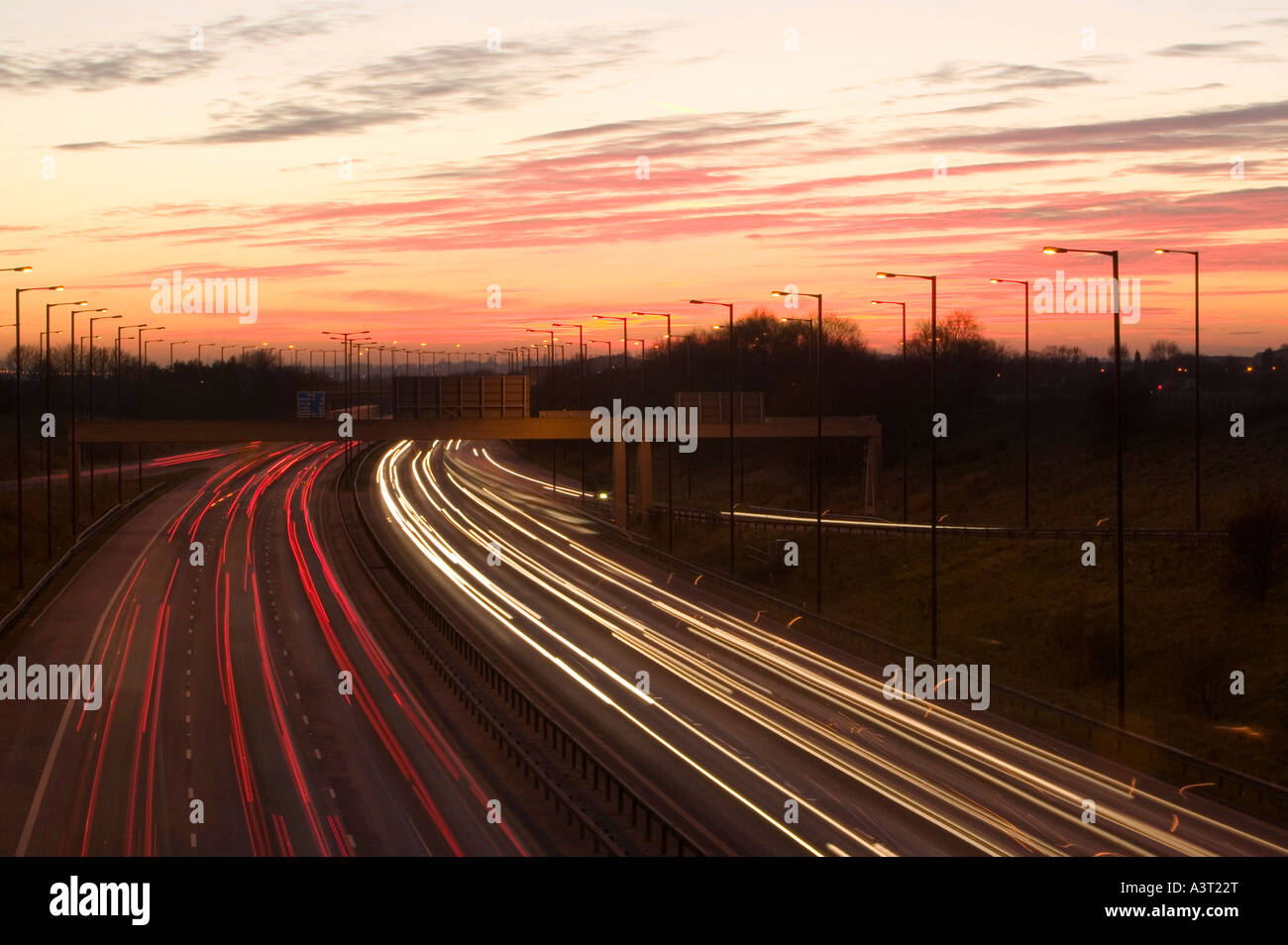 L'heure de pointe sur l'autoroute M60, près de Manchester, UK, au ...