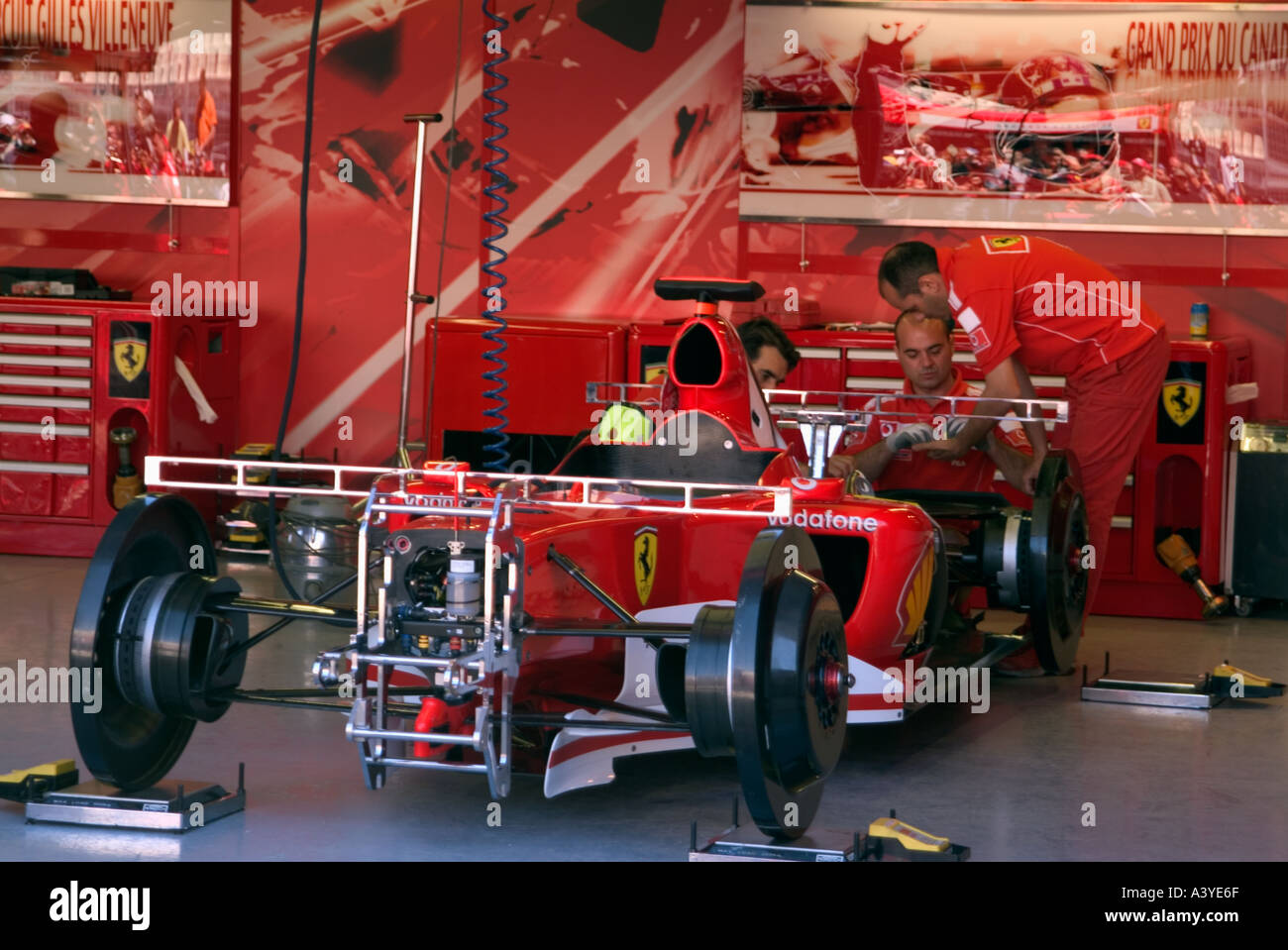Voiture de course de Formule 1 à l'intérieur de la voie des stands ...