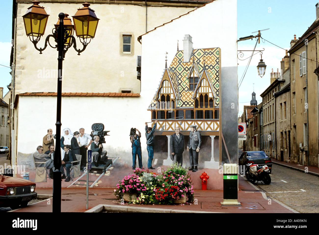 Fresque murale représentant le tournage du film la grande vadrouille ...