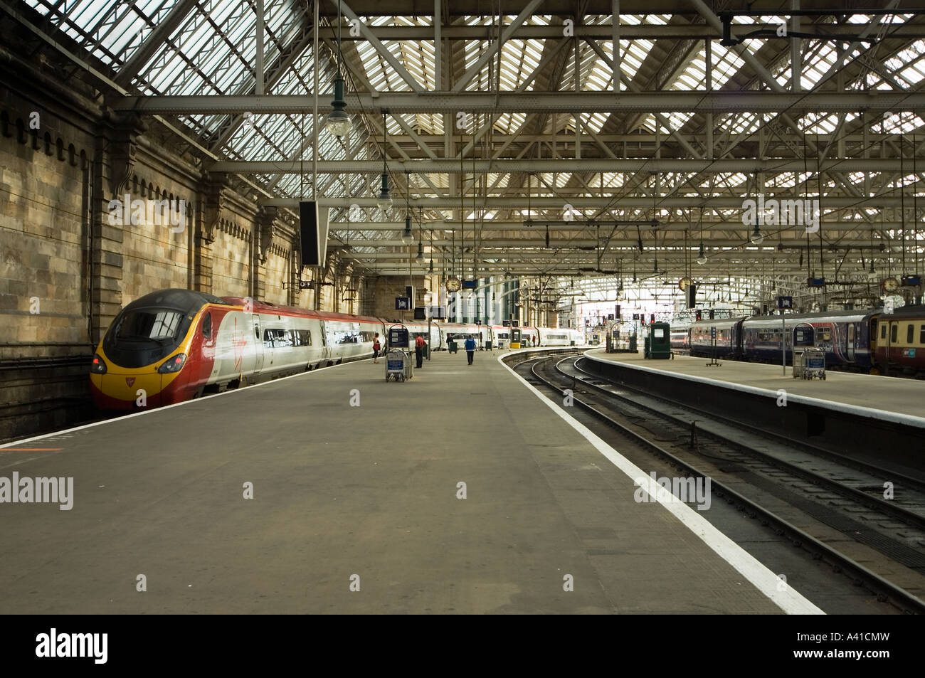 Virgin Rail un train pendulaire Pendolino Classe 390 à la gare centrale ...