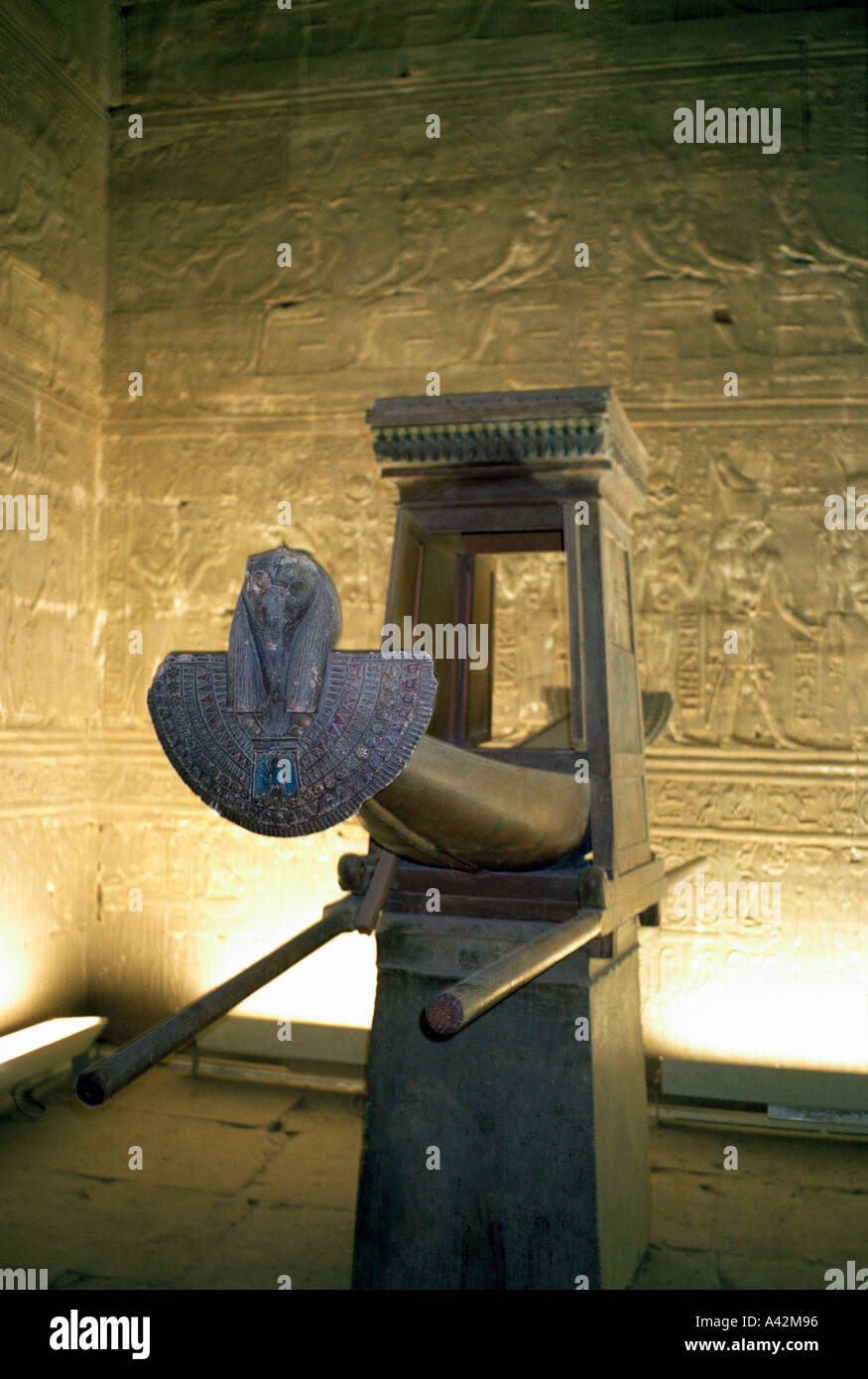 Barque at temple of horus in edfu Banque de photographies et d’images à ...