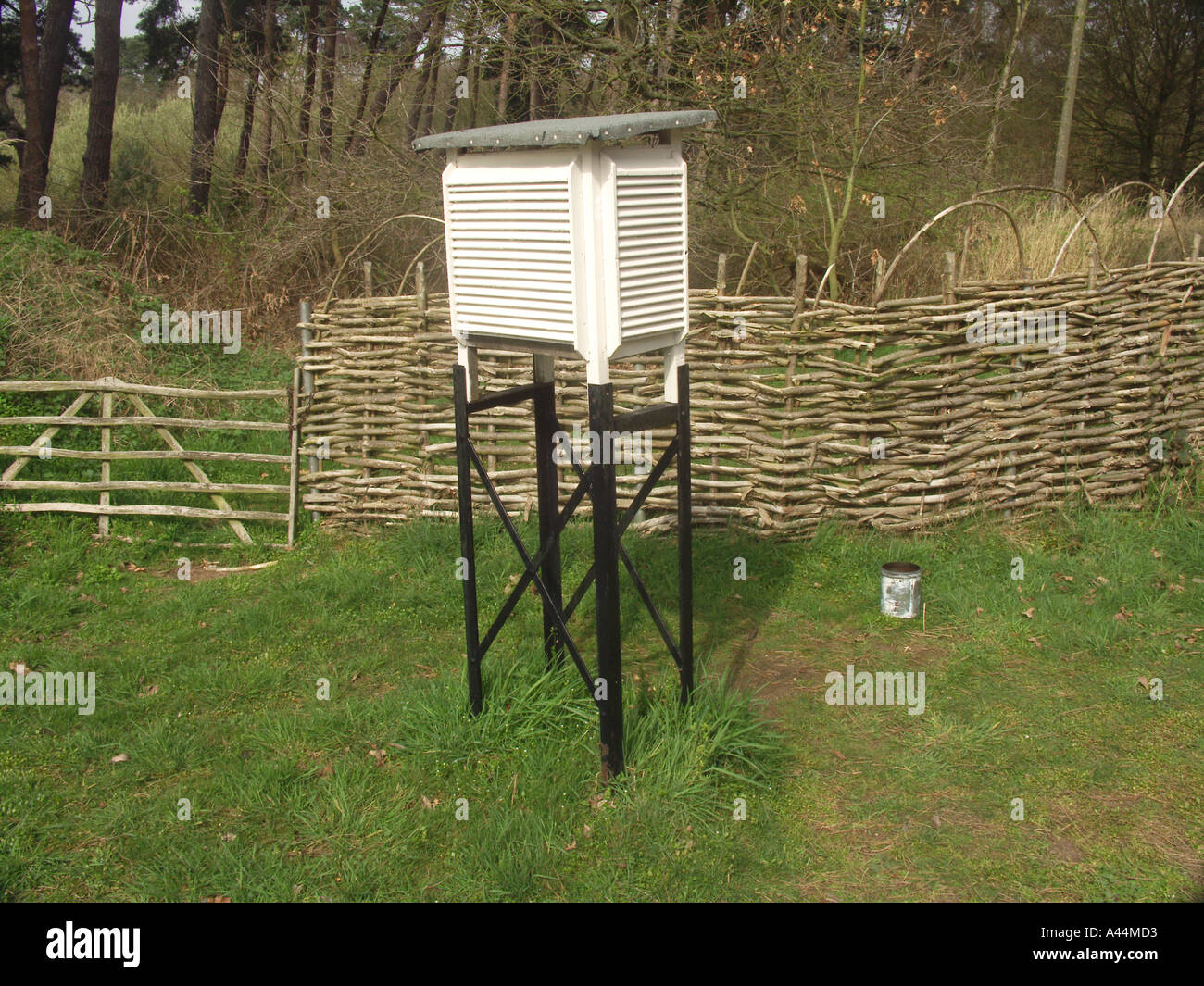 Stevenson screen weather station Banque de photographies et d’images à ...