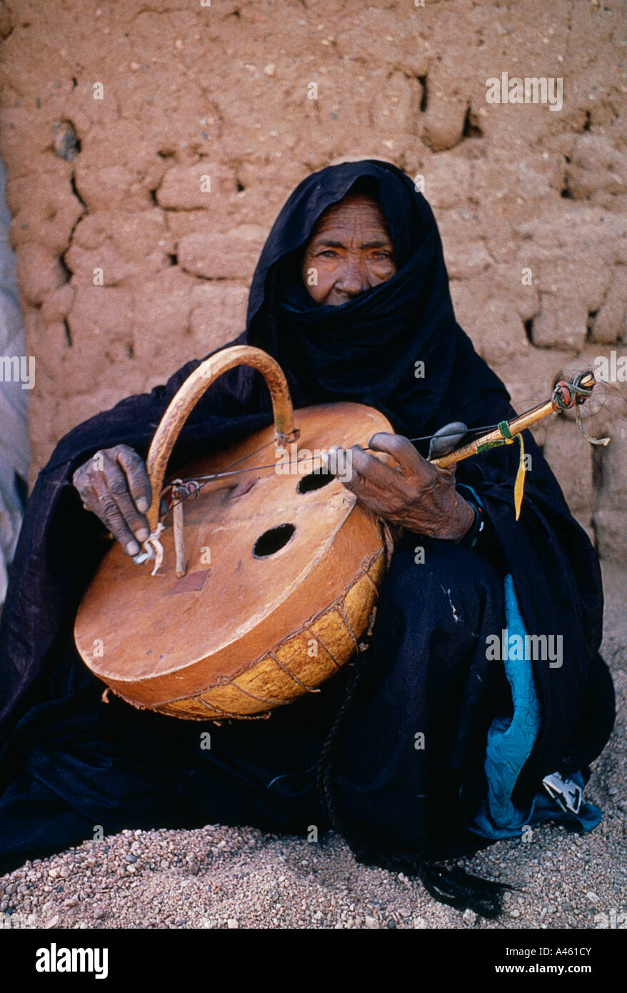L'Afrique de l'Ouest NIGER Musique Tribal femme touareg jouant un ...