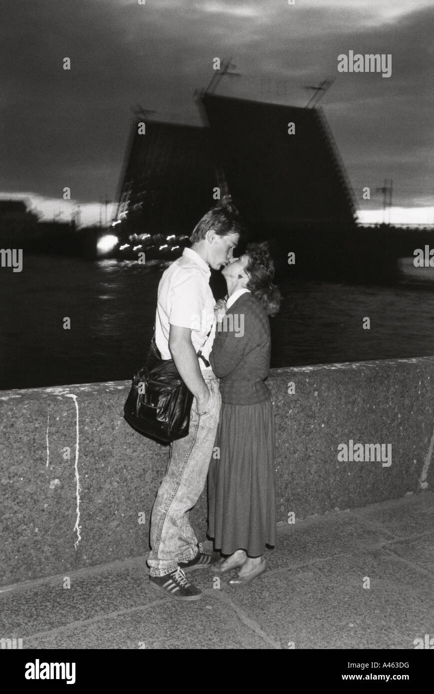Couple russe à l'aube par le fleuve Niva. Avec l'ouverture du pont de ...
