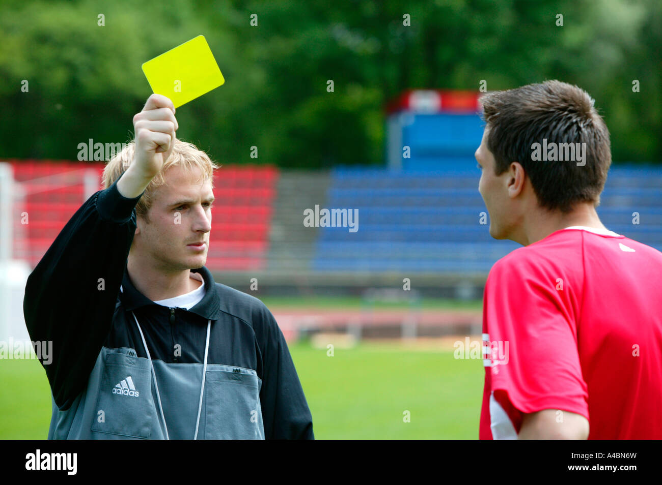 Carton jaune joueur de football Banque de photographies et d’images à ...