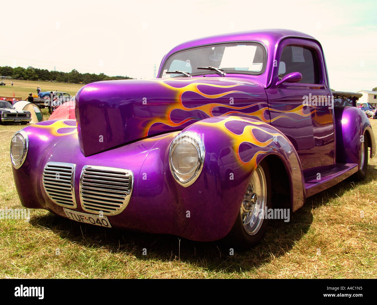Purple hot rod classic car Banque de photographies et d’images à haute ...