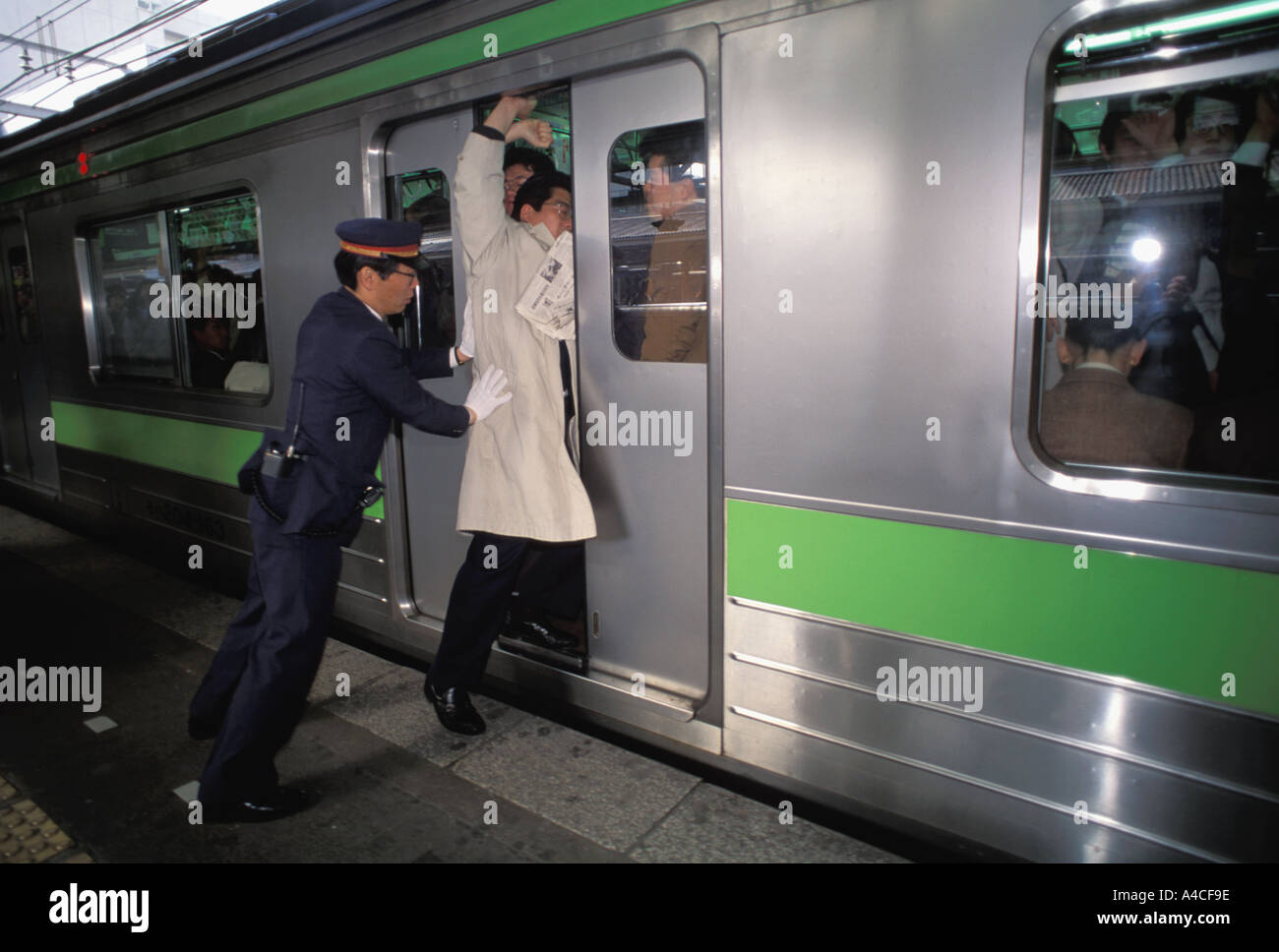 Transports en commun tokyo aux heures de pointe Banque de photographies ...