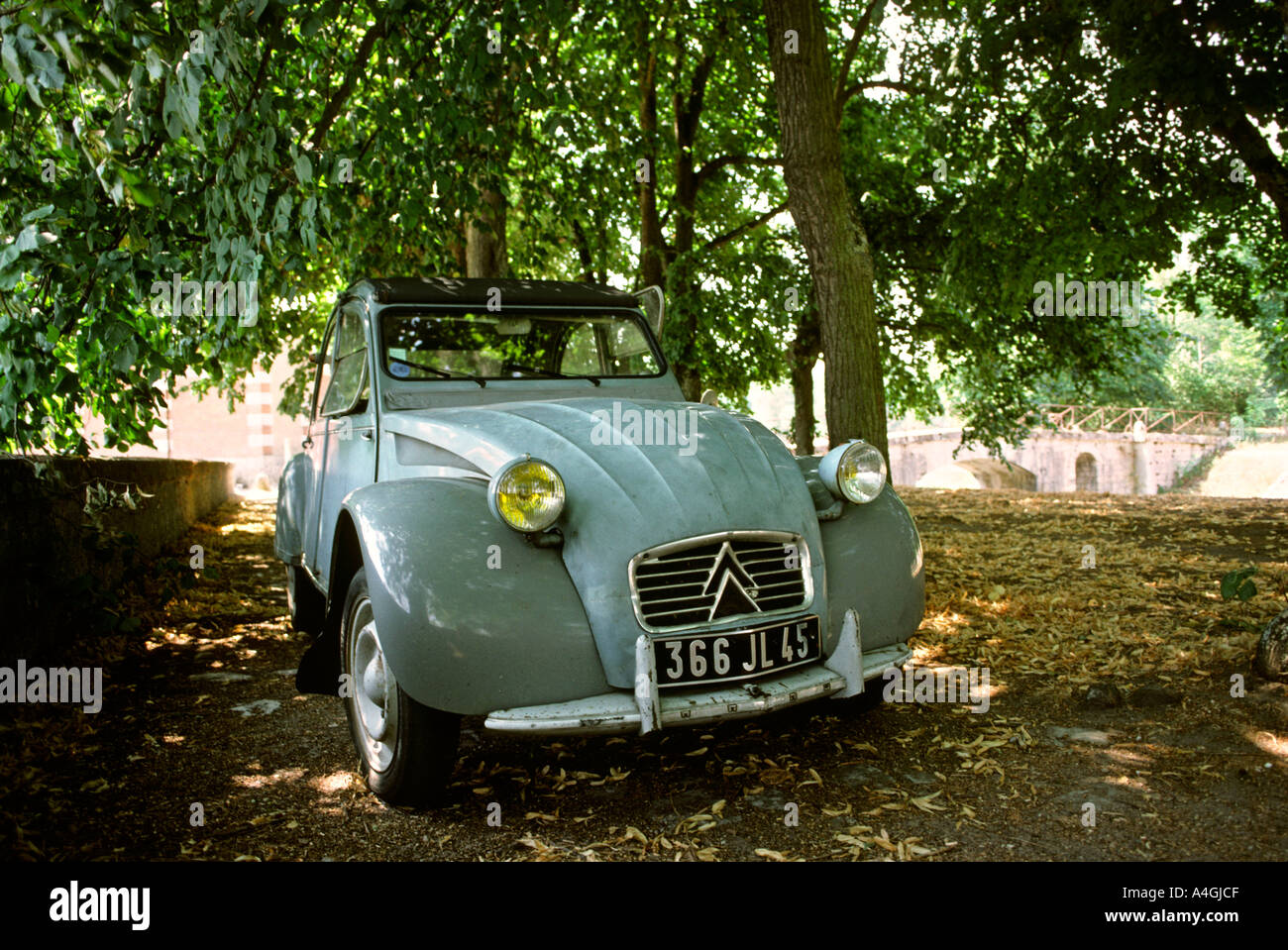 Rusty car citroen 2cv Banque de photographies et d’images à haute ...
