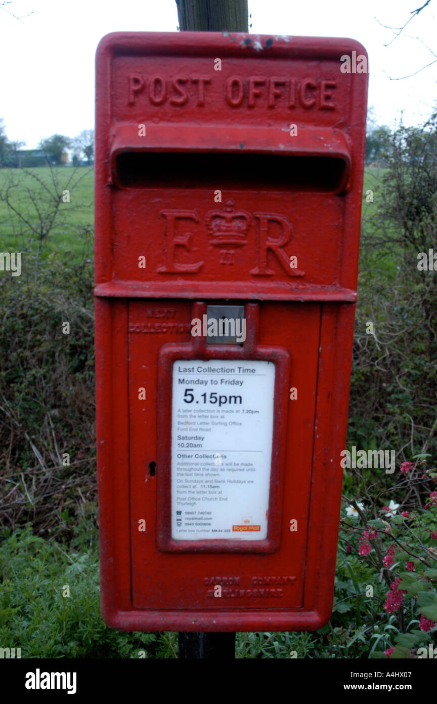 Boîte aux lettres rouge ou ost fort pour poster une lettre par la poste ...