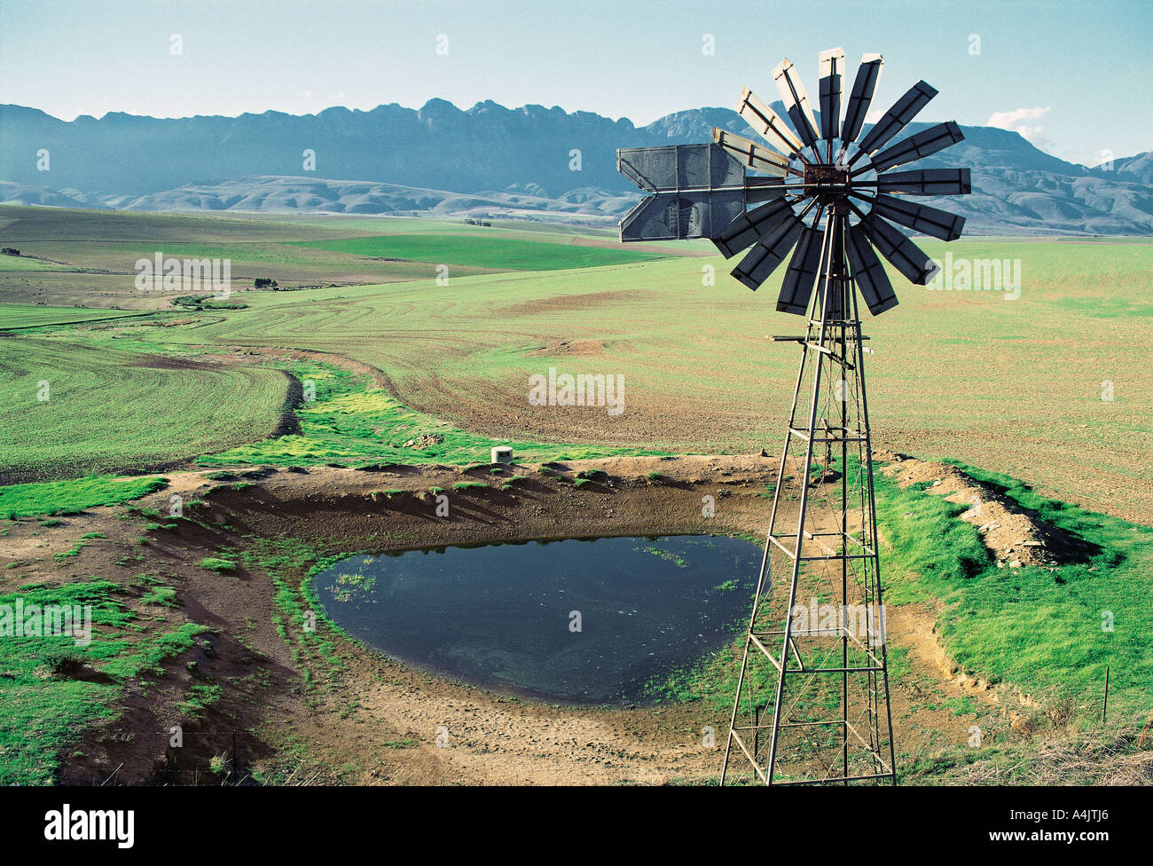 Moulin de remplissage pompe à eau entraînée par un petit barrage dans ...