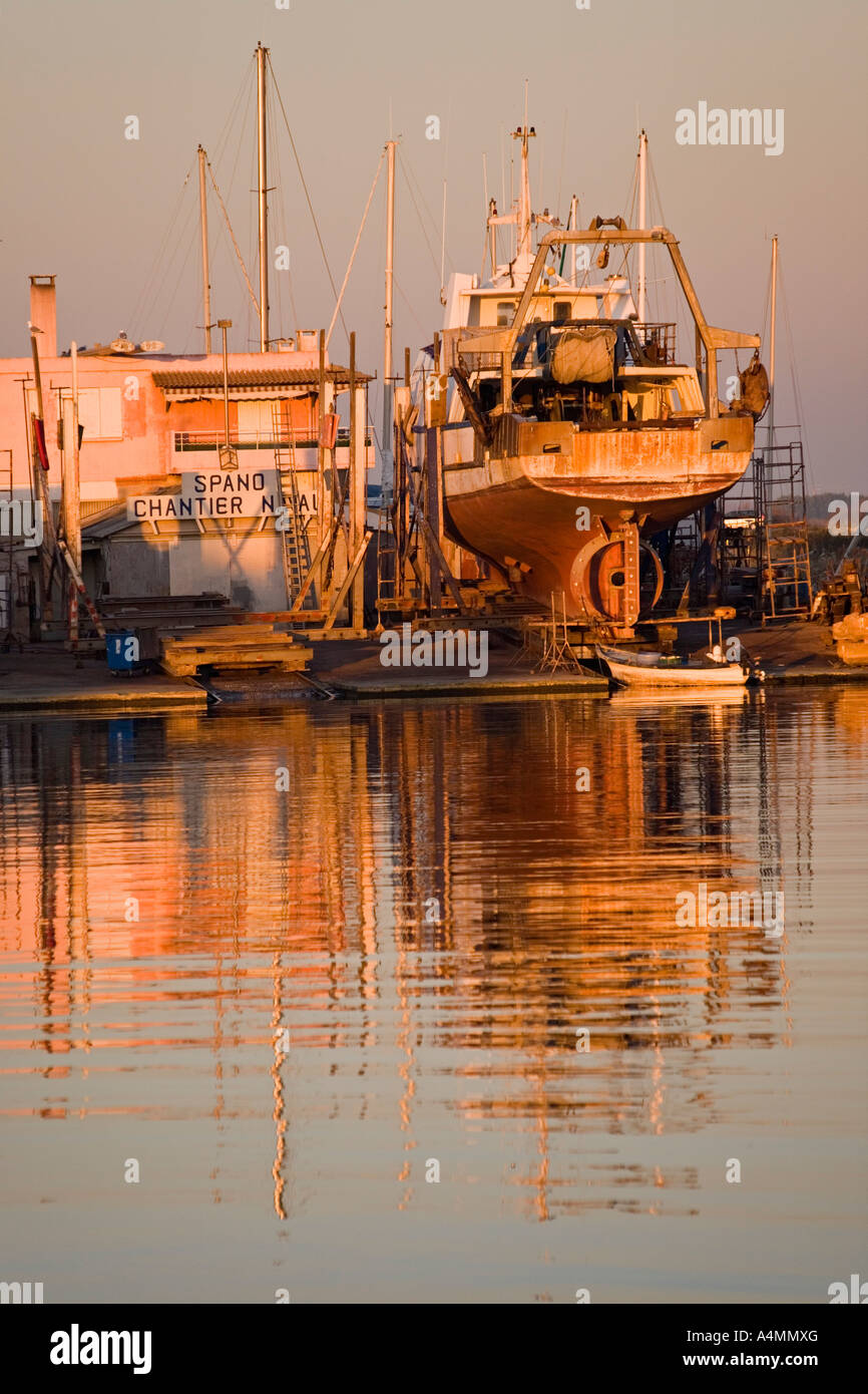 Un chalutier en réparation dans un Grau-du-Roi shipyard (France ...