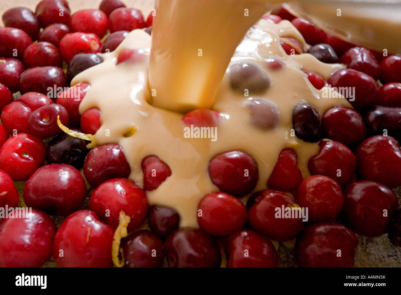 Réalisation d'un clafoutis aux cerises (France). Préparation pour un ...