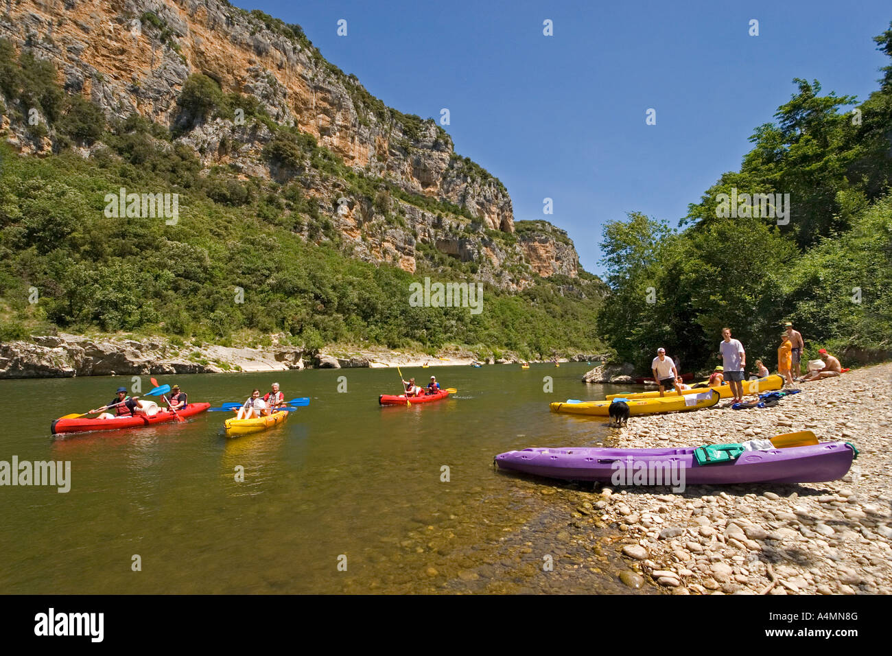 La descente des Gorges de l'Ardèche en canoë la rivière (France ... La descente des Gorges de l'Ardèche en canoë la rivière (France ...