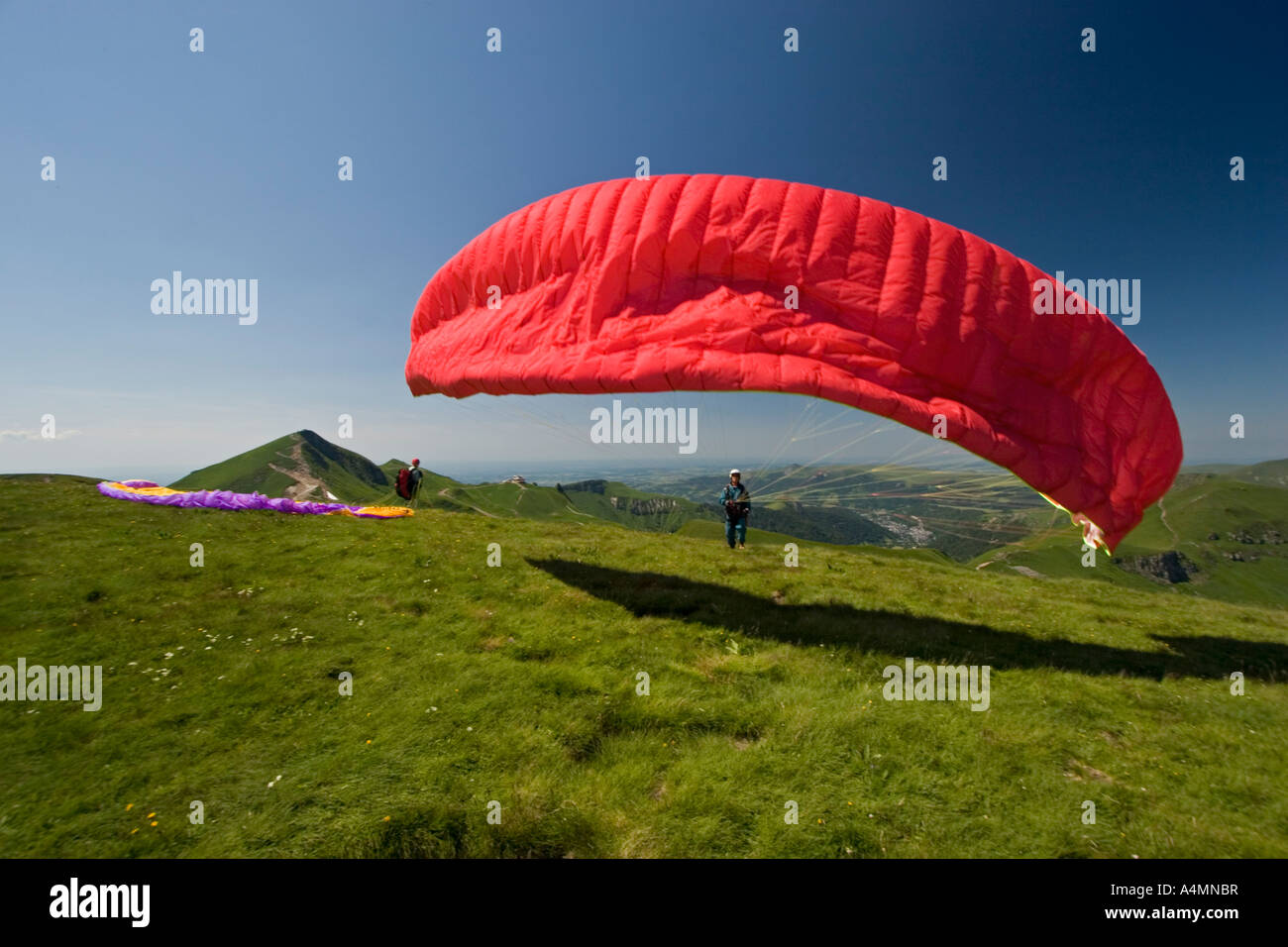 Un parapentiste prêt à décoller (Puy de Dôme - France). Parapentiste s ...