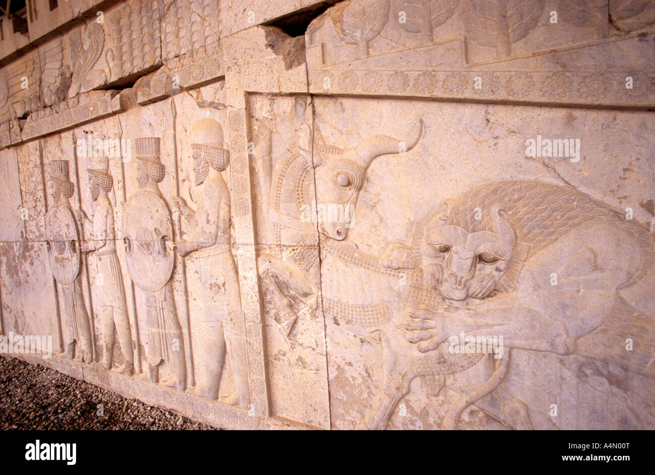 Une scène de la mythologie Perse dans l'Apadana escaliers, Persepolis ...