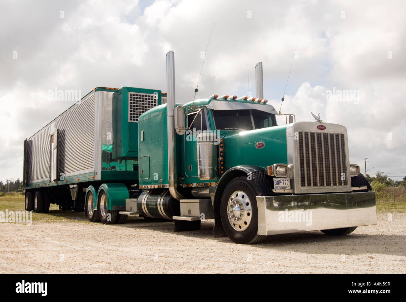 Camions peterbilt vert Photo Stock - Alamy