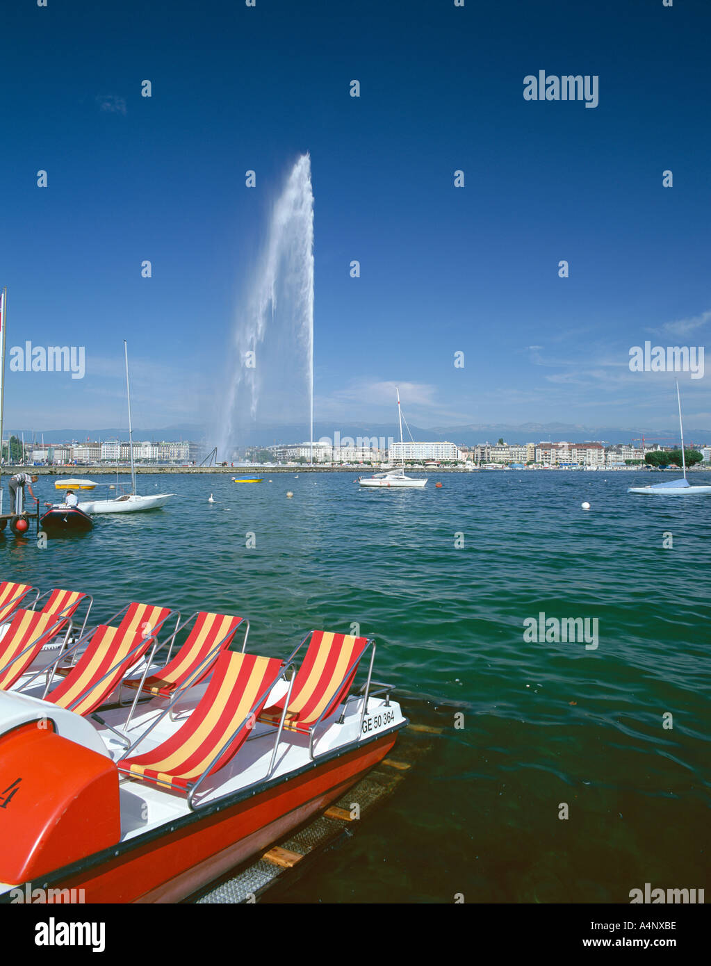 Le lac Léman avec un jet d'eau de lac de Genève Suisse Europe Photo ...