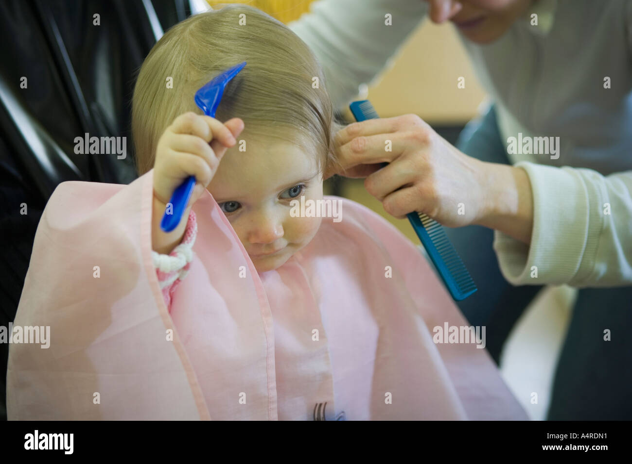 Gros plan d'une mère se peigner les cheveux de sa fille Photo Stock - Alamy