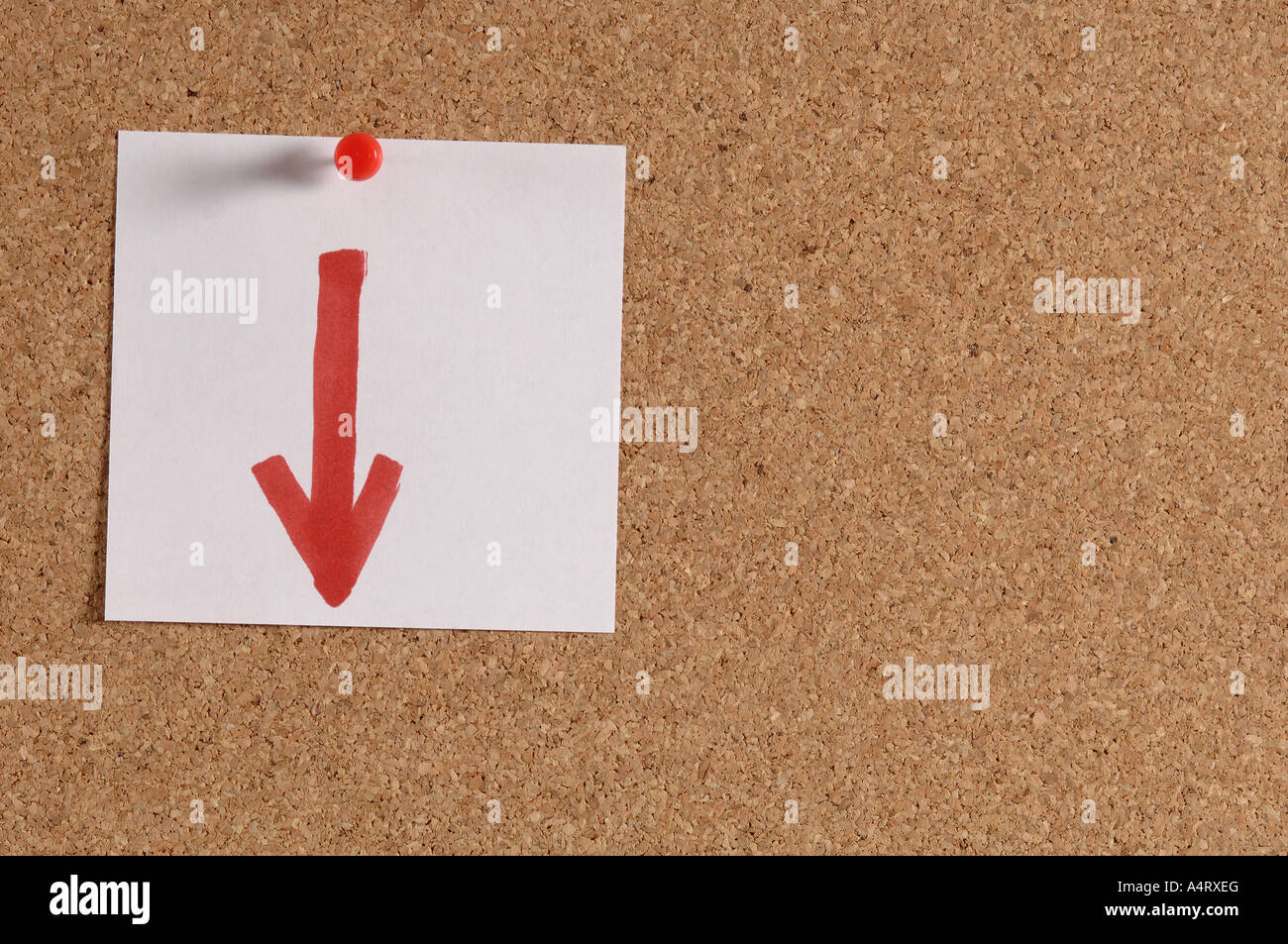 Panneau de flèche sur un panneau de message Photo Stock - Alamy