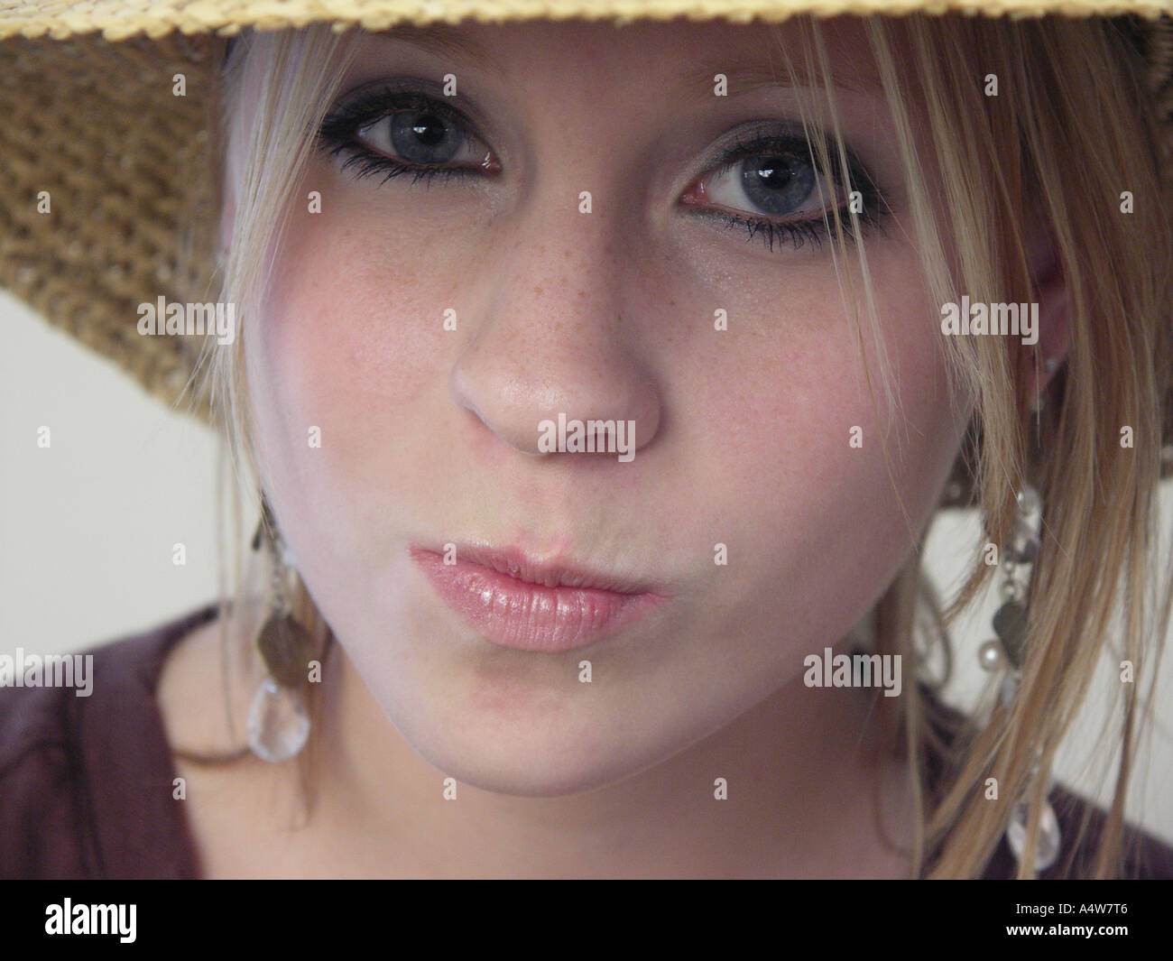 Woman coy shy expression Banque de photographies et d’images à haute ...