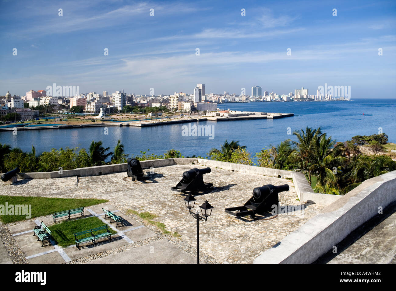 La vieille ville et le quartier Vedado,Punta fort aux murs de la ...