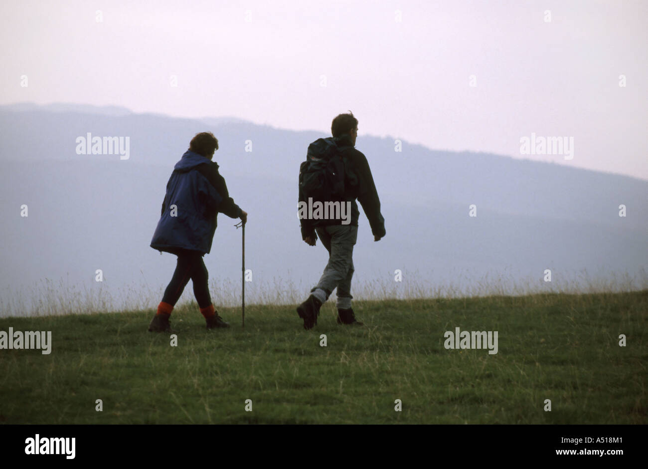 Voir les promeneurs marchant promener couple dames Banque de ...
