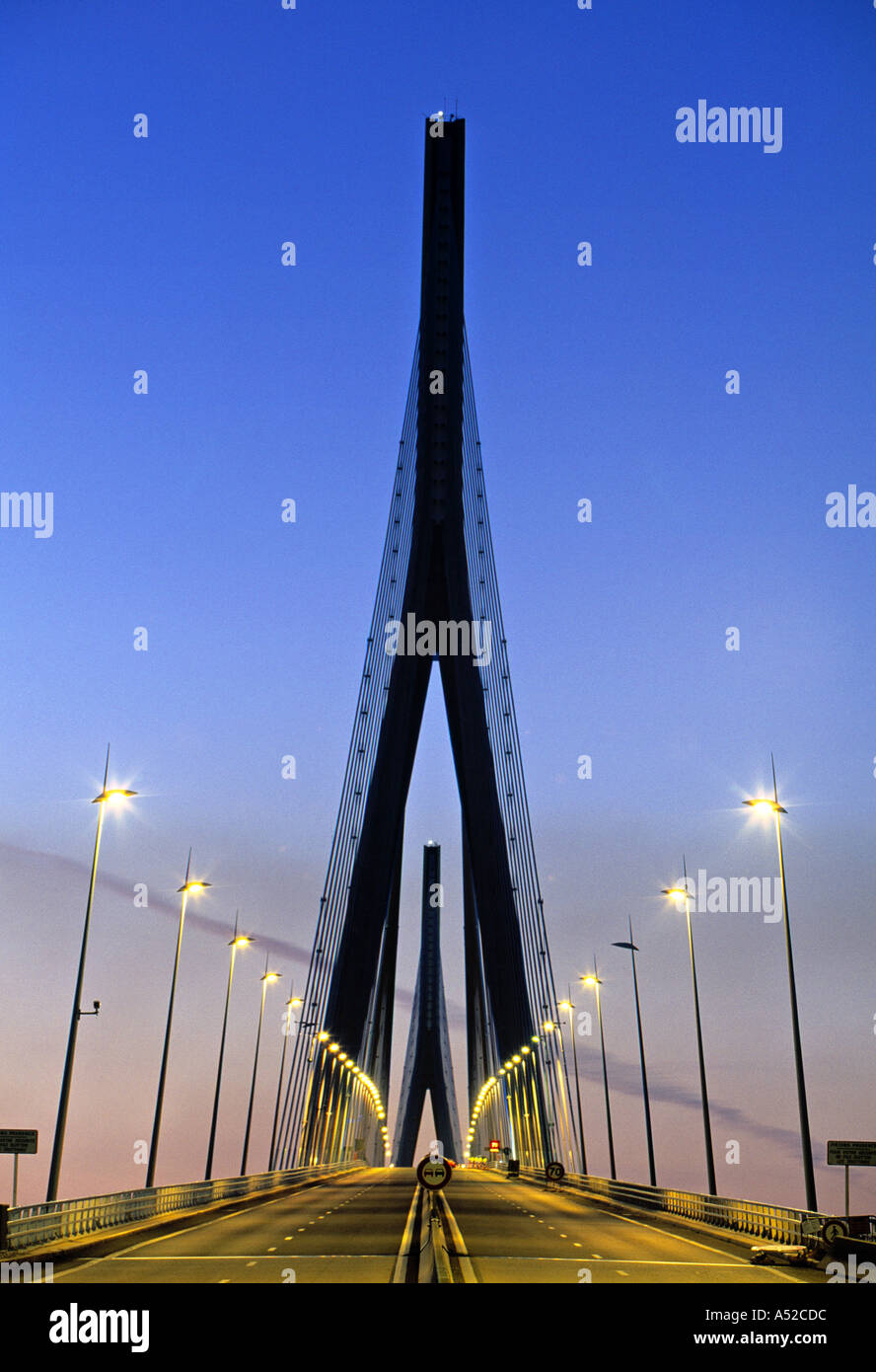 Pont De Normandie France La Nuit Banque d'image et photos - Alamy