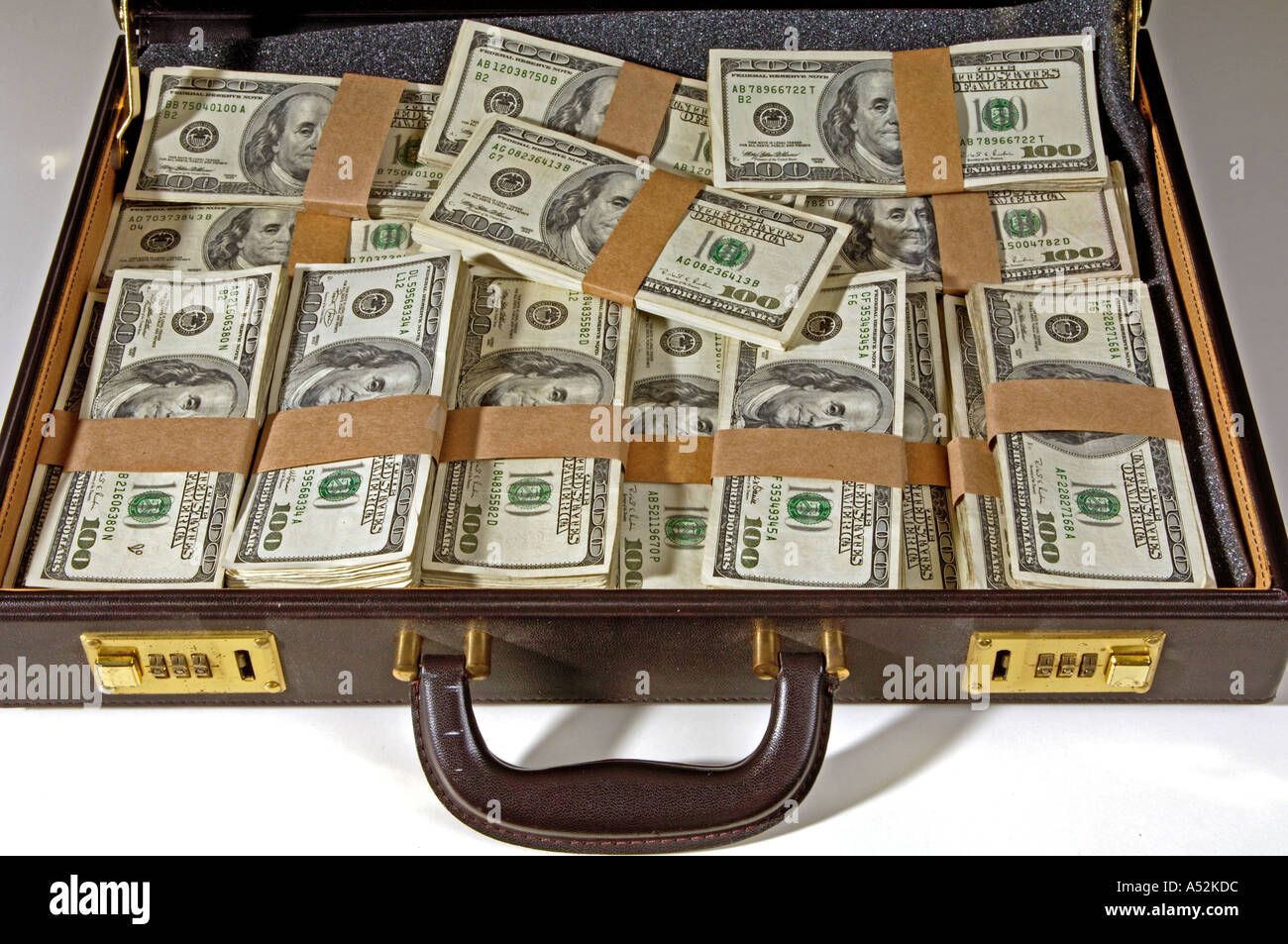 Briefcase full 100 dollar bills Banque de photographies et d’images à ...