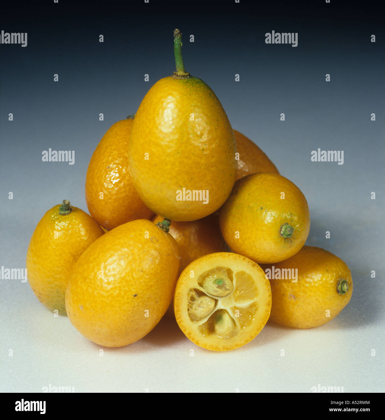 Oval fruit Banque de photographies et d’images à haute résolution - Alamy