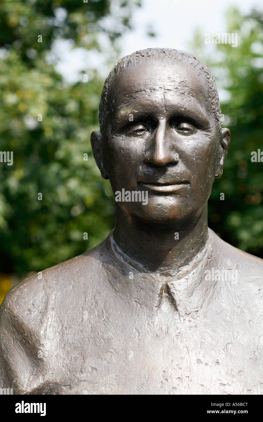 Bertolt brecht statue Banque de photographies et d’images à haute ...