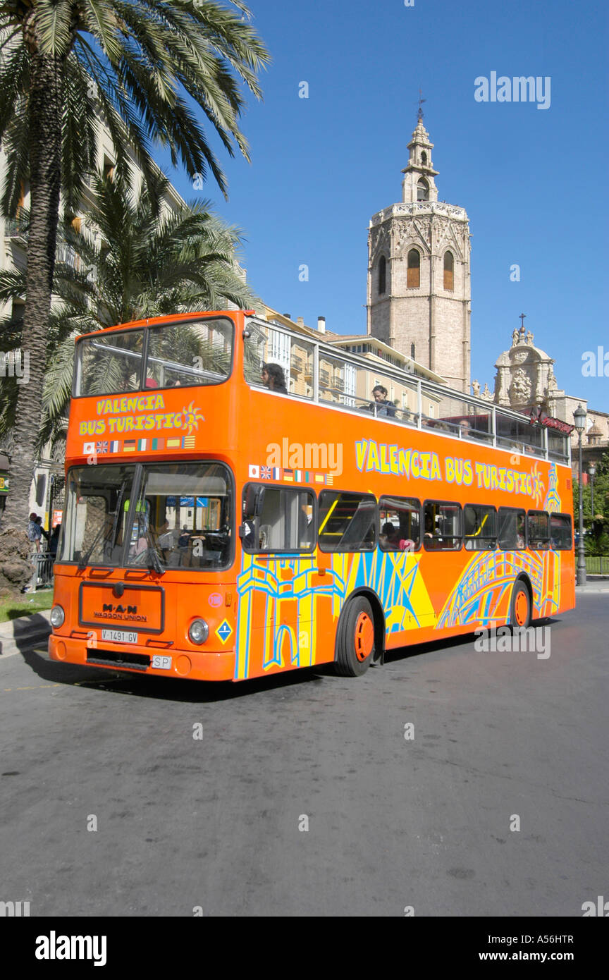 Bus touristique à arrêts multiples dans le centre Valence avec la ...