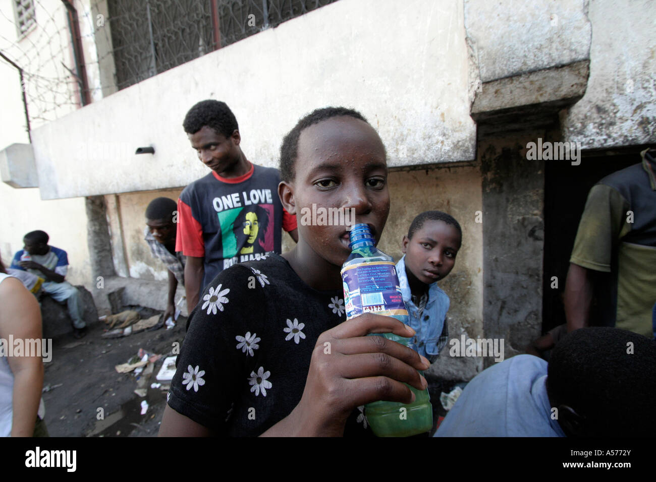 Painet jb1337 kenya mombasa street kids inhaler de la colle l'Afrique ...
