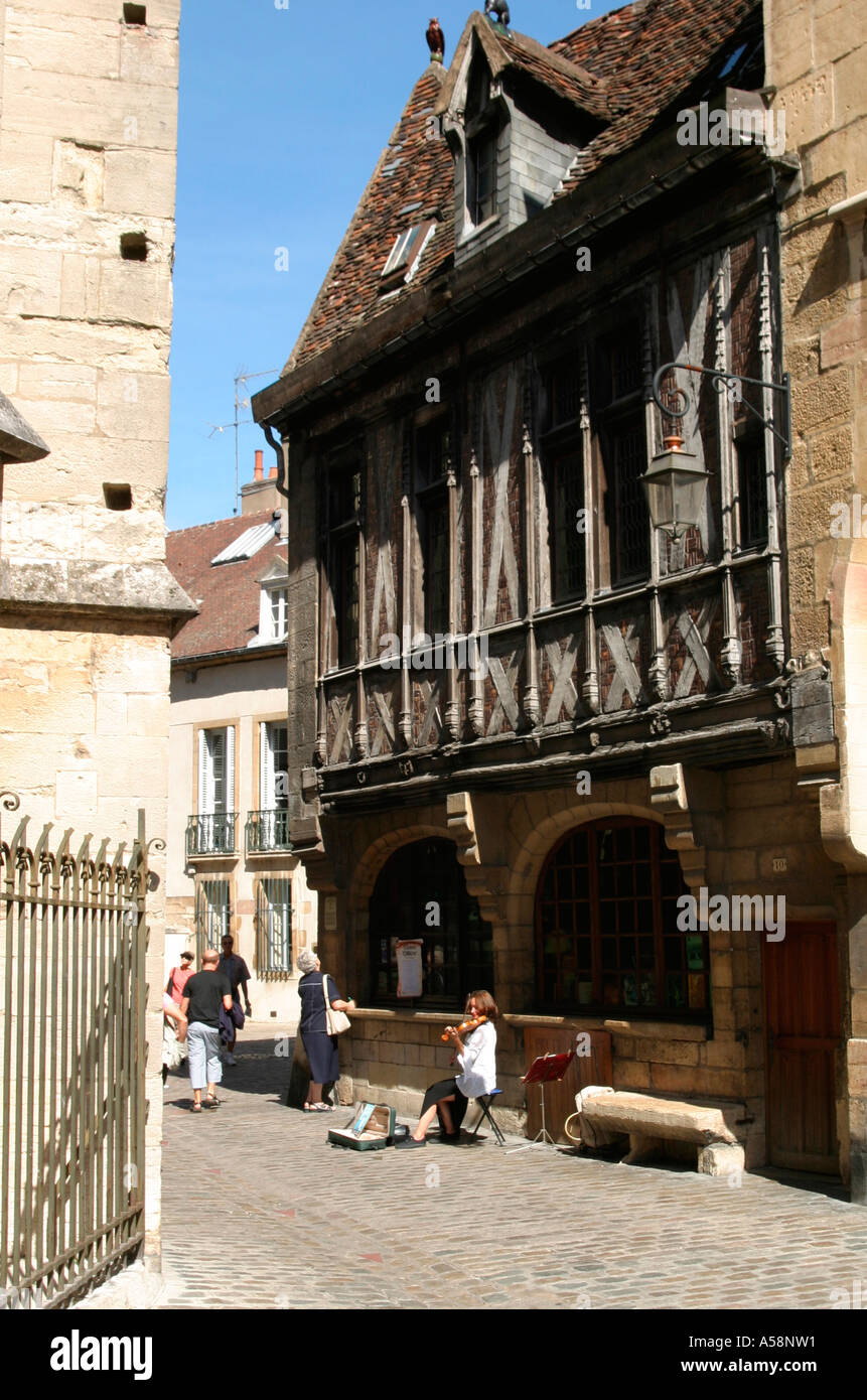 Busker Rue dans quartier médiéval de Dijon Bourgogne France Photo Stock ...