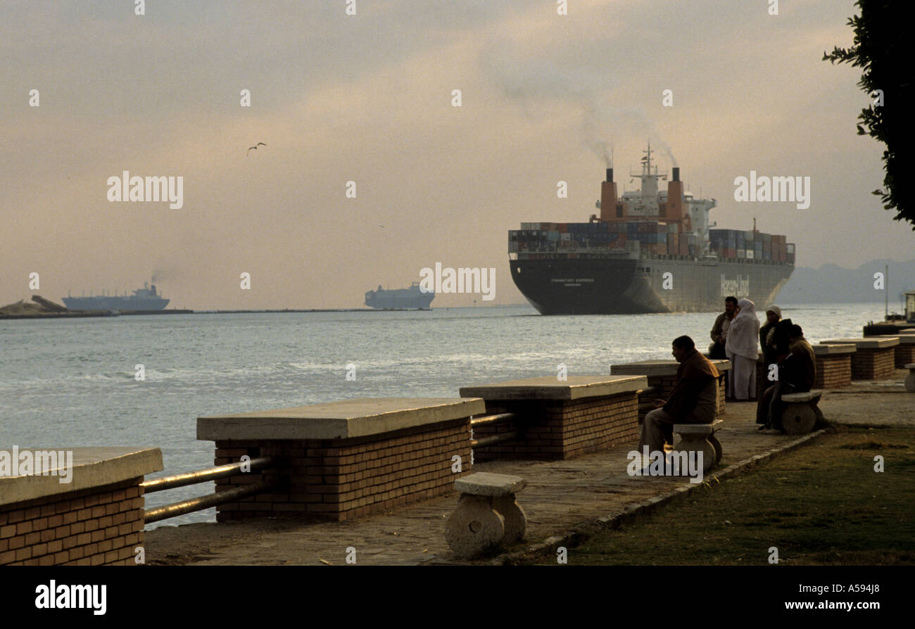 Porte-conteneurs entrant dans le canal de Suez depuis le golfe de Suez ...
