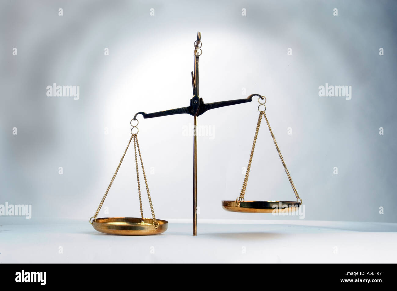 Unbalanced scale Banque de photographies et d’images à haute résolution ...