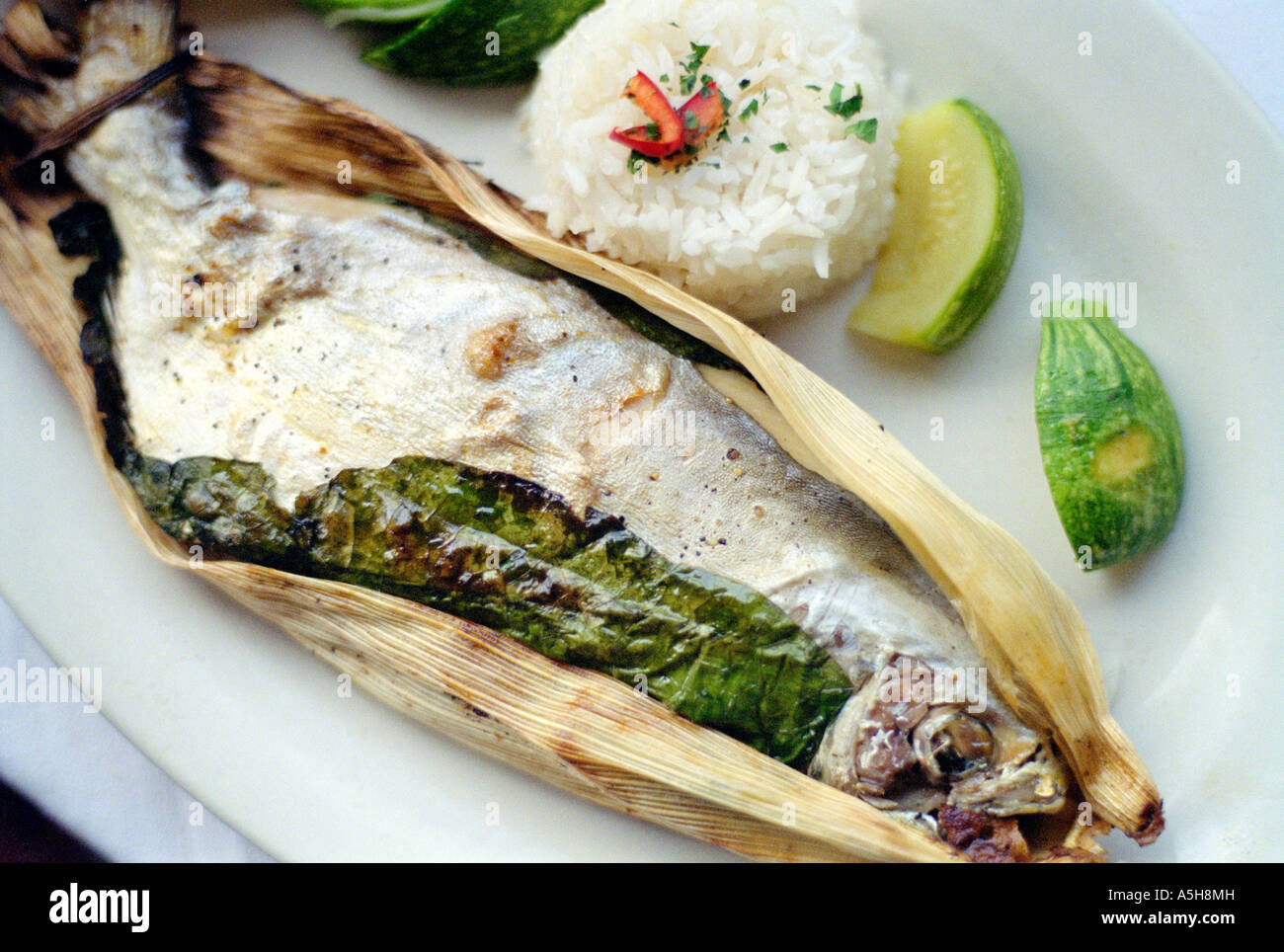 Le poisson cuit dans des feuilles de banane avec du riz et des légumes ...